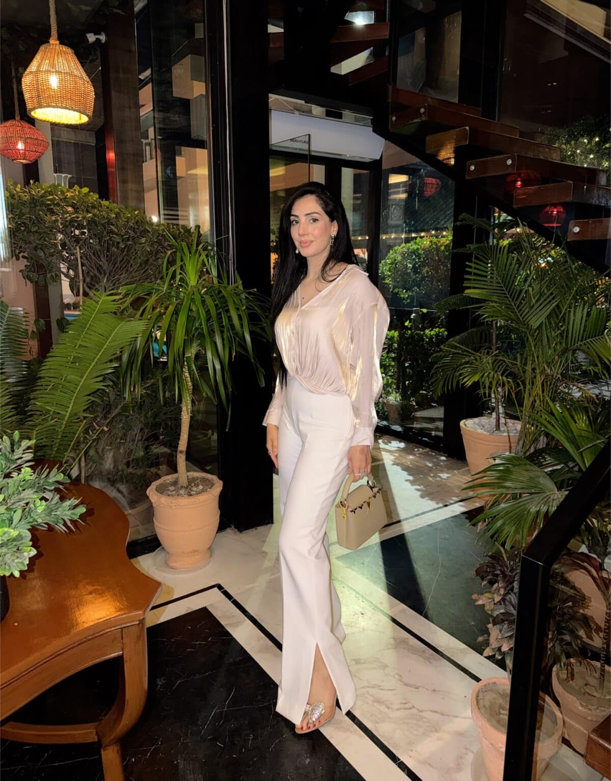 Kanwal Farooq breaks down over divorce story - Minute Mirror